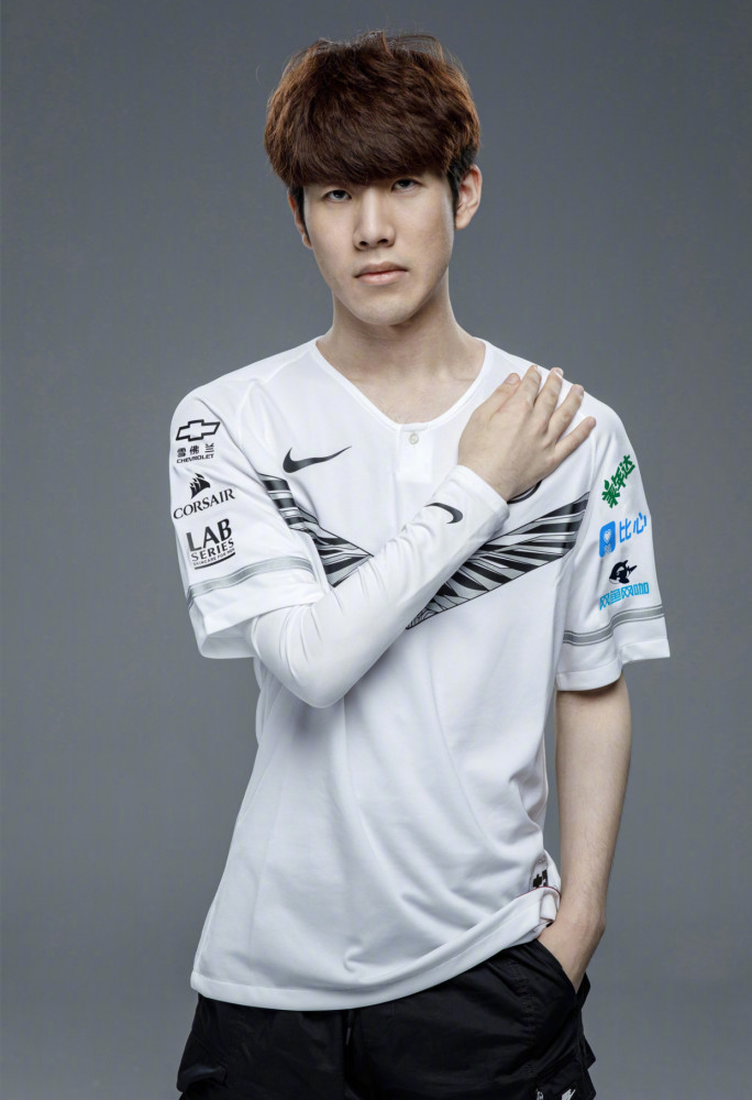 TheShy“一刀流”德莱文火了，对面掏出上单琴女，惨遭一Q千血制裁！