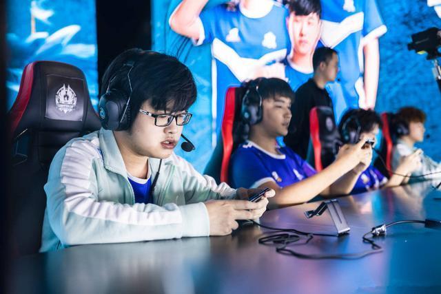 王者荣耀：步AG超玩会老路？昔日“双冠王”estar被DYG打懵！可悲