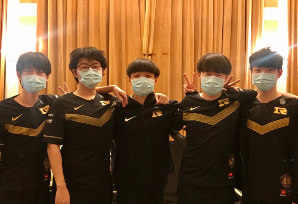 LOL：RNG强势横扫滔博，乌兹直播解说，谈到Betty他居然这么说！