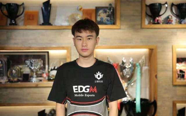 EDGM新赛季大变，伪装回中路，浪浪转型辅助，初晨身兼两职，猪哼没了