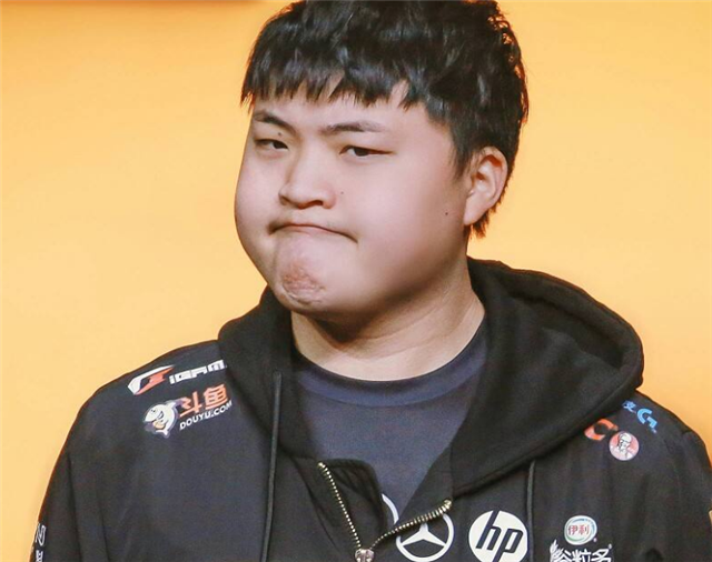 同样提到那个男人并互动，PDD直言已经被警告，Uzi却直接说出名字