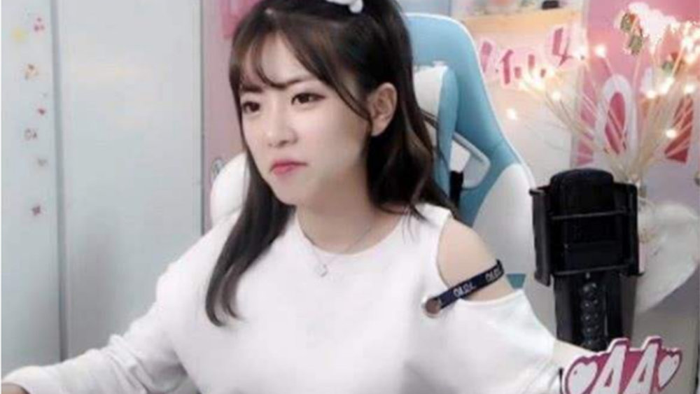 解说席上怼搭档，害得周姐两分钟沉默不语！赛后cat吐槽自己：情商低了