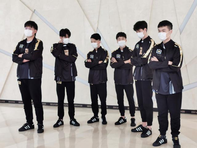 RNGM对阵DYG首发出炉，久诚重回赛场，762成替补，雨雨被新人顶替