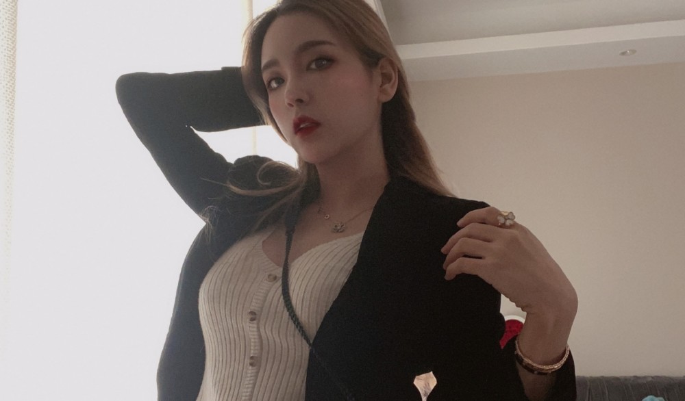 LOL：Rita晒姣好身材自拍，却意外露出“手上赘肉”！引起粉丝热议！