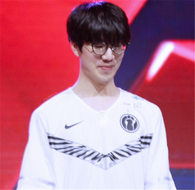 theshy首秀热度达到1440万，主播被卡掉线？肉鸡直言去洗澡了