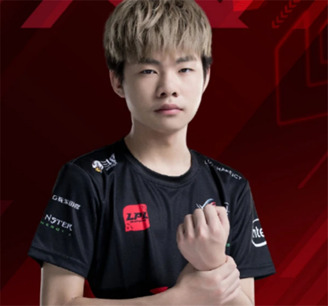 RW与DMO比赛被刷屏，队员忍无可忍将ID改成4个字，粉丝泪目