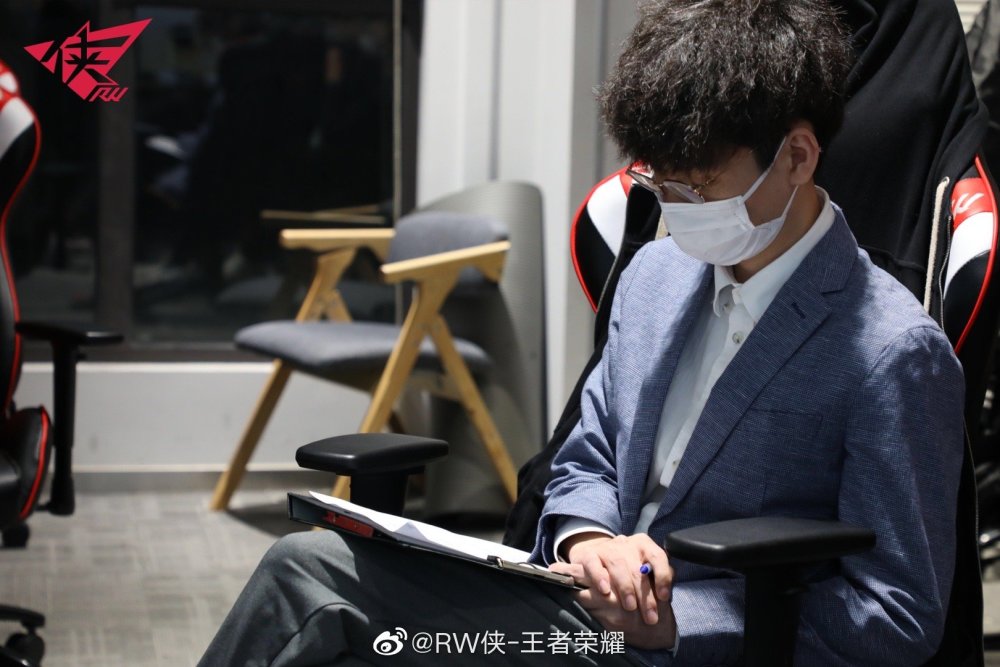 RW3连败“超越”QG来到西部倒1，AG月光：RW教练组问题比选手大！