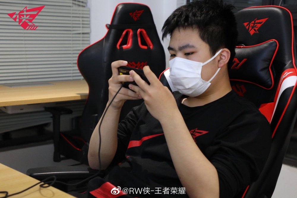 RW3连败“超越”QG来到西部倒1，AG月光：RW教练组问题比选手大！