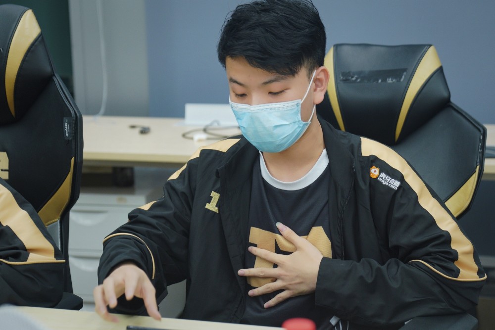 RNGM语音曝光，火舞大5个打崩对手，暴风锐：只有虔诚跟得上我的节奏！