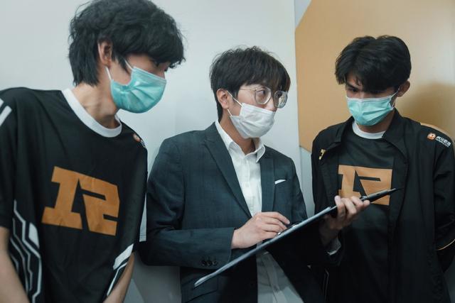 RNGM拿复古“奶桶阵”，太像BA黑凤梨，三回血加持，白起想死都难