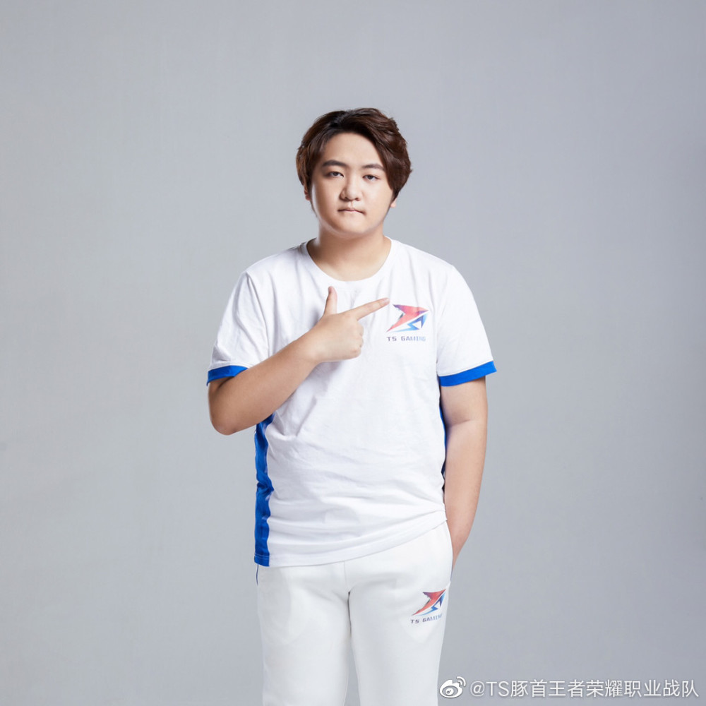 TS与DYG一战，TS出现人员轮换，比赛标语“谁动了我的经济”寓意满满