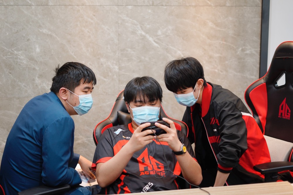 AG、estar接连被WE击败，KPL“御三家”的尊严得靠QG来维护了