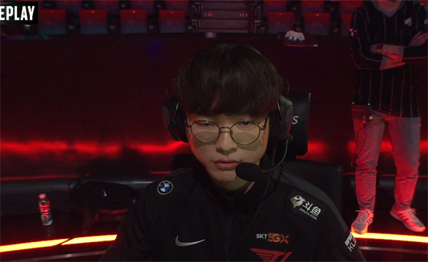 Clid状态持续低迷 Faker飞机伤害爆表 T1拿到赛点！