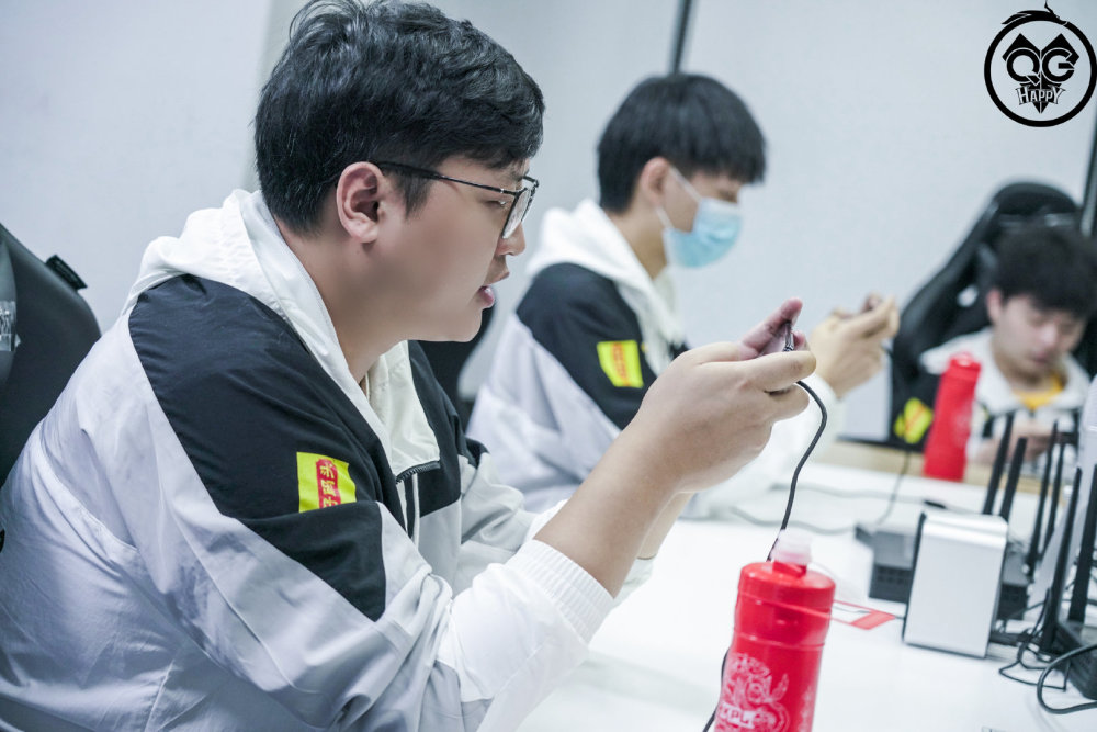 QG险胜EDGM，赢下这场“惊心动魄”的大战，Gemini累瘫在椅子上