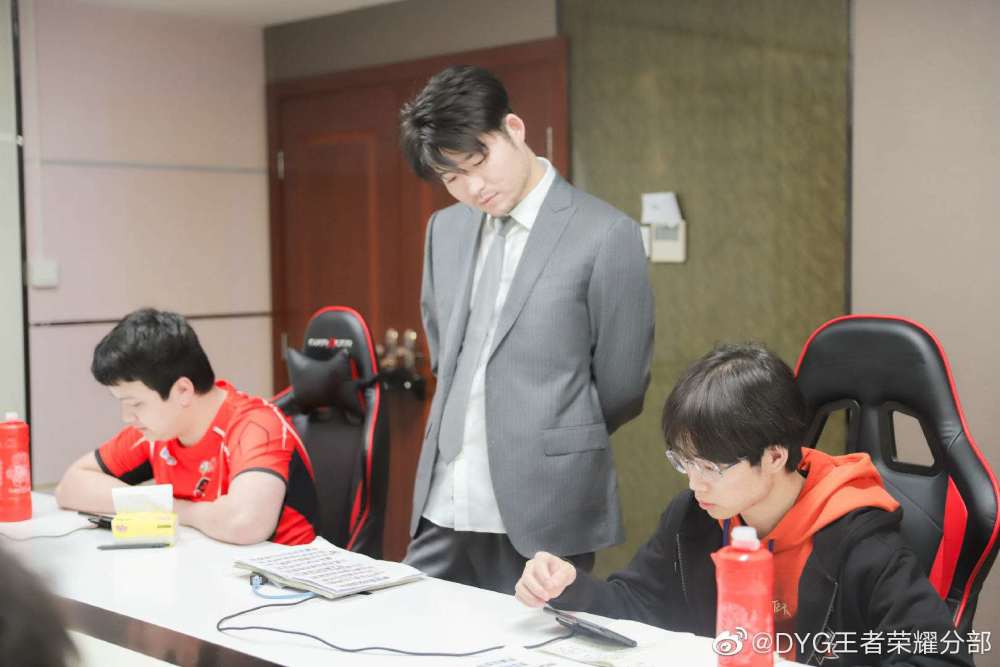 DYG3-2击败XQ重返第一，AG冠军“体验卡”到期，季后赛形势严峻！