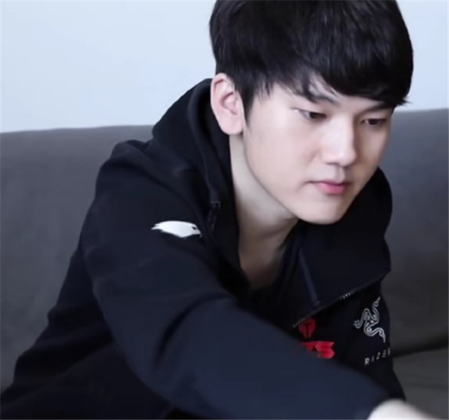 卡萨玩一个小游戏，不小心曝光对jkl和uzi的看法，没想到是这样的