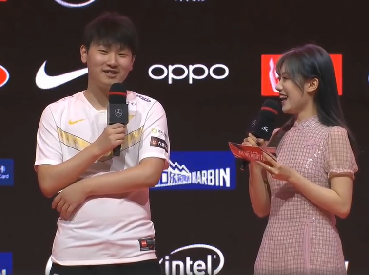 RNG首战告捷，中野双C火力全开，UZI解说上演神预言