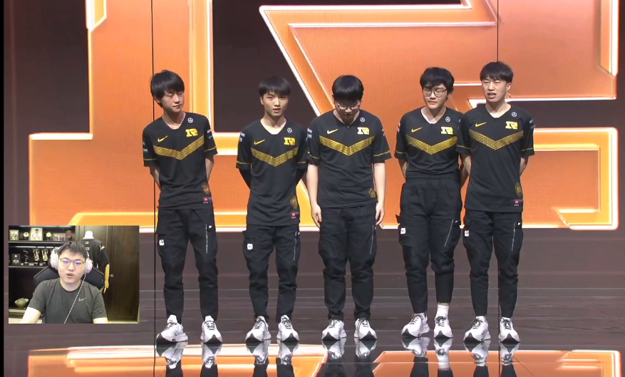 RNG首战告捷，中野双C火力全开，UZI解说上演神预言