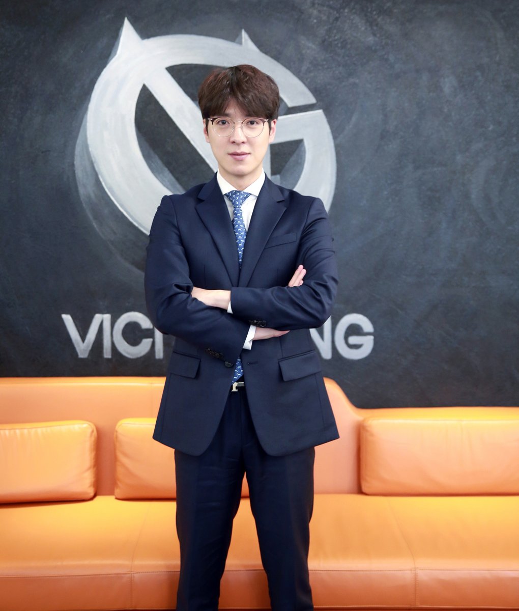 VG砍瓜切菜赢下BLG，可赛后网友质疑kkoma：你是教练，不是摆件