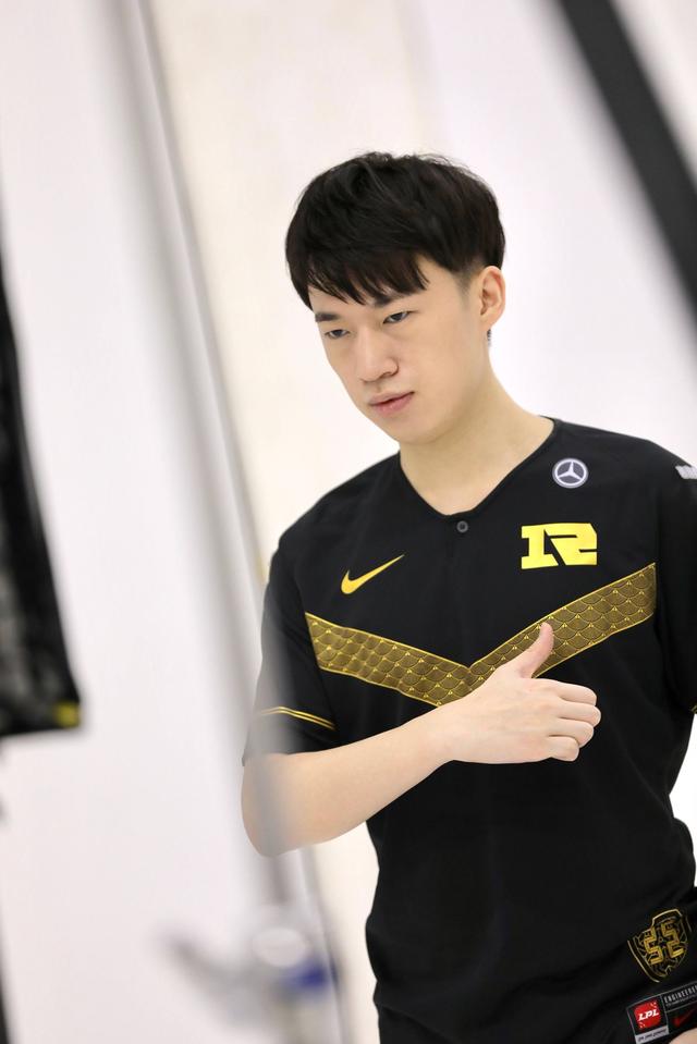 小虎才是UZI背后的男人！UZI：我来RNG之后小虎牺牲自身发育保护我