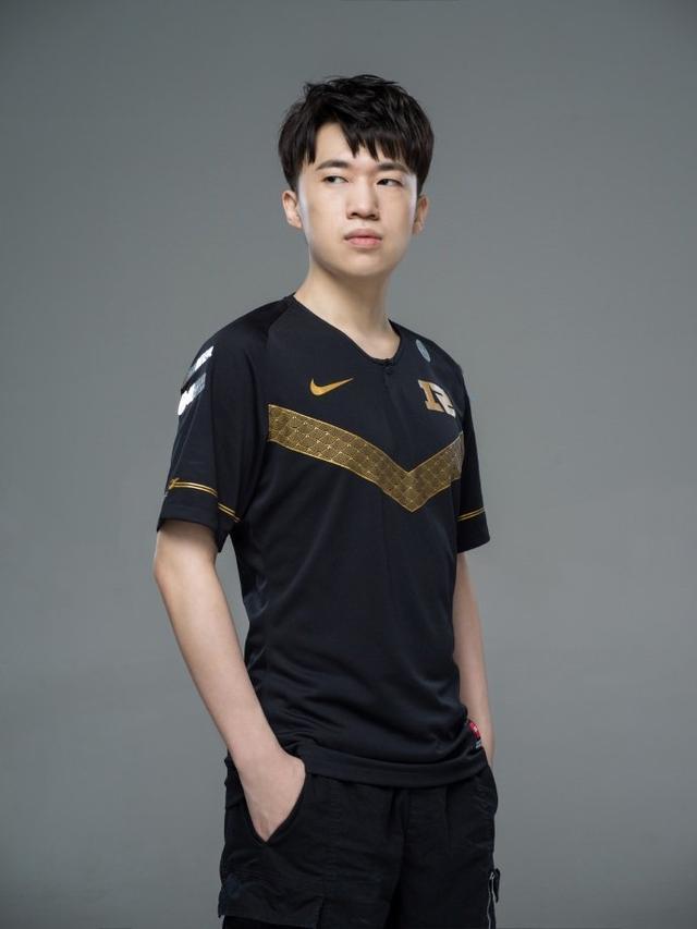 Cryin吃野怪发育遭Uzi解说调笑：小龙堡太可怜了，他怎么发育啊！