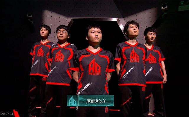 AG无痕透露和一队打训练赛一片红，几乎没赢过，难怪拿不了冠军