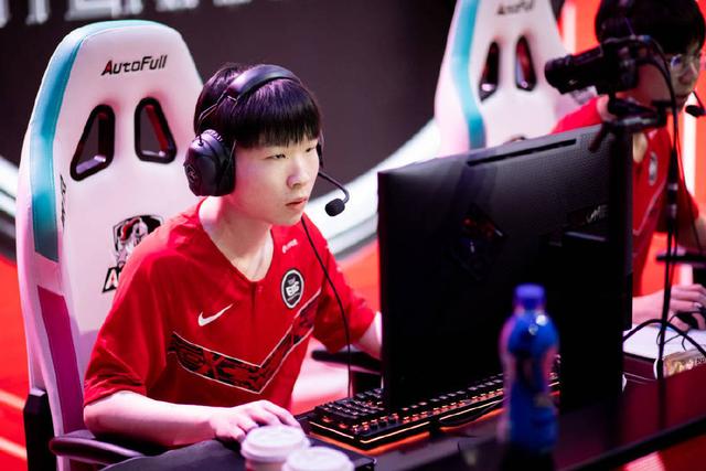 Letme：建议EDG的选手做一下心理辅导，天天被翻盘，这谁受得了