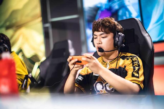 QG.giao和770双排，训练赛被妖刀换下，临阵换将，QG要坚定野核