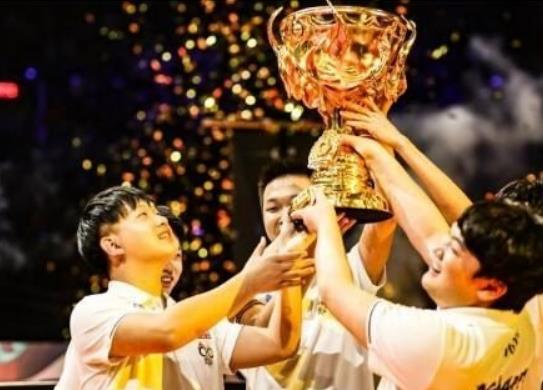 阿泰直播自曝为什么无条件支持QG飞牛，只因为飞牛当年没有落井下石