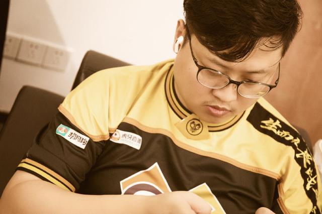 QG770打上2000分，公认“老年人”操作，没想到还是巅峰赛野王