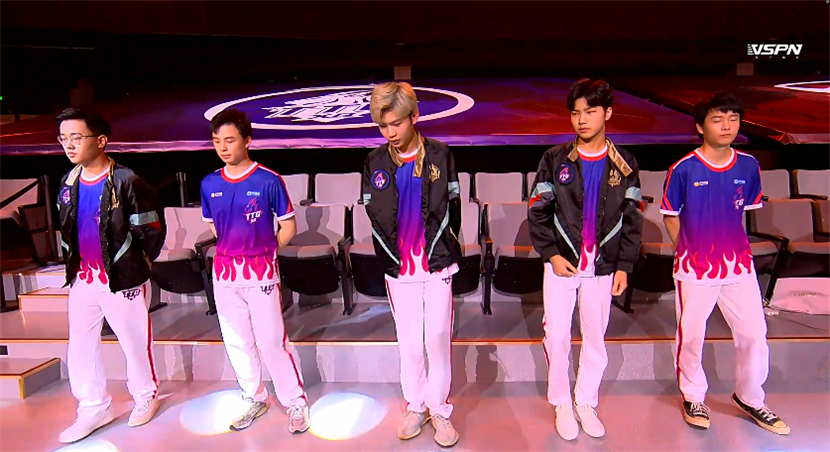 XQ被DYG轻松击败，世冠“高开低走”？英凯高呼：易峥变了！