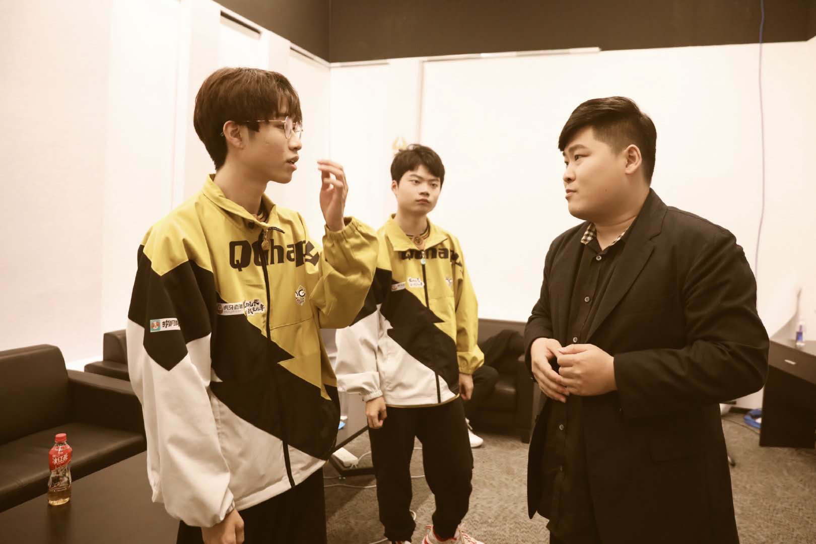 QG淘汰赛阵容：妖刀Hurt继续首发，许诺无压力，Giao将轮换登场！