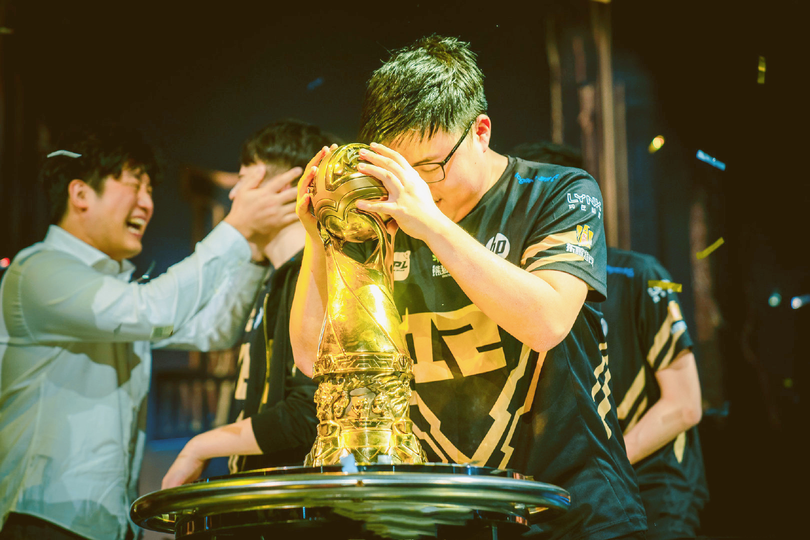 最能代表LPL赛区实力的一张旧照片，名字叫黄金一代！