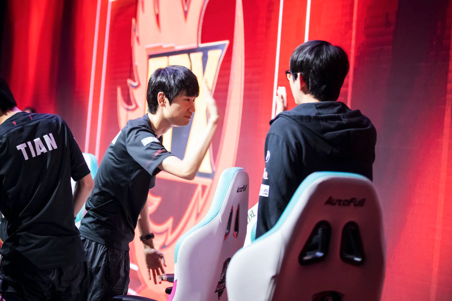 RNG化身水鬼，iG和VG互相整活！FPX输给SN，避开死亡半区，惊险