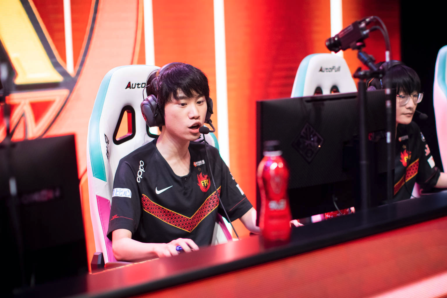 FPX季后赛首轮就失利，大威天龙V5成功晋级下一轮，小凤凰还有一条命？