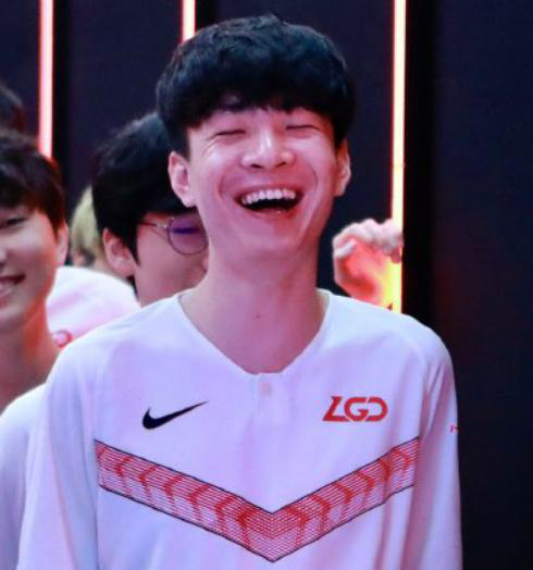 人情俱乐部？Langx仍用RNG书包，水友：代表RNG剑指S10