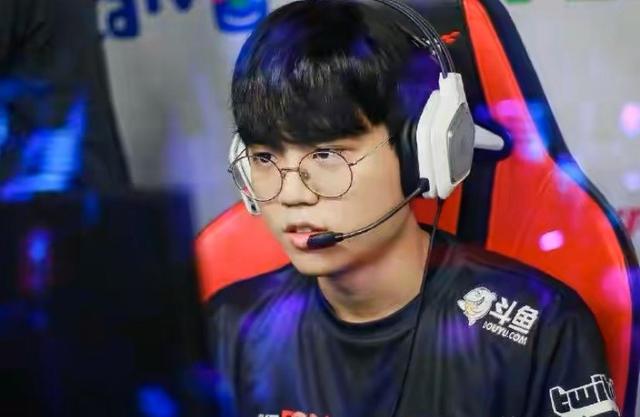 疯狂演李哥的Cuzz还敢直播？Cuzz直播时遭到网友抵制：不配打职业