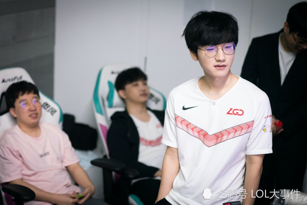 LPL季军赛LGD惨败SN，国内外网友是怎么看的？这肯定是在藏招了