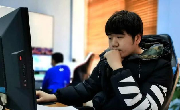 e星奶茶退出KPL，单独回应alan：从未按头直播，是他不接受二队