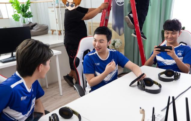 e星奶茶退出KPL，单独回应alan：从未按头直播，是他不接受二队