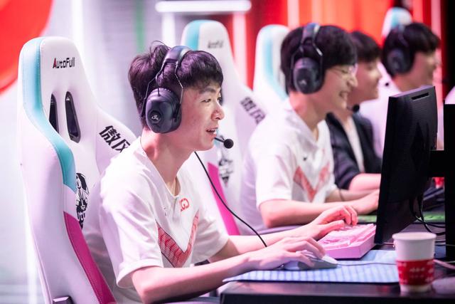 国外玩家热议SN击败LGD：LGD全靠IG衬托，不是IG早没LGD了