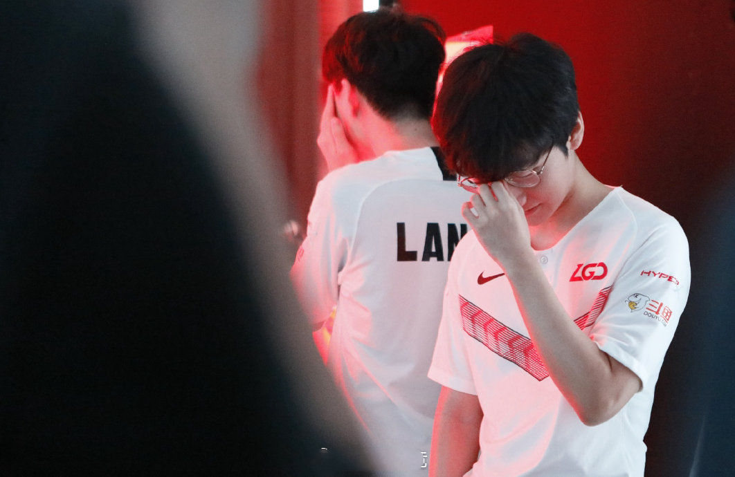 滔搏京东一家亲，369小鸟依人躺在Loken怀里！