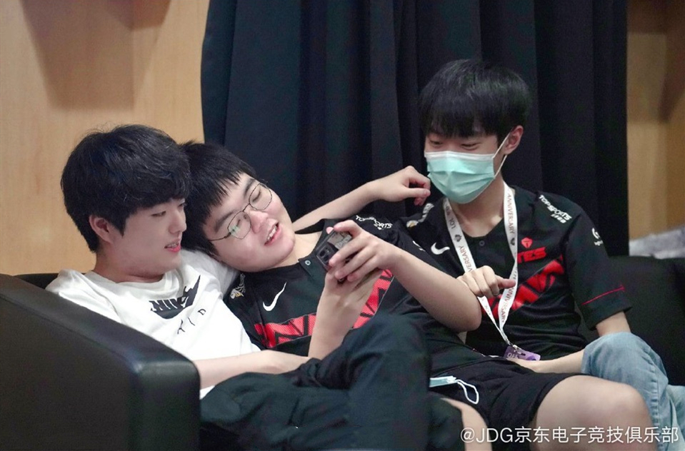 滔搏京东一家亲，369小鸟依人躺在Loken怀里！