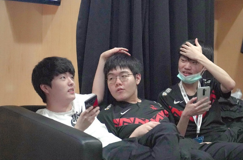 滔搏京东一家亲，369小鸟依人躺在Loken怀里！