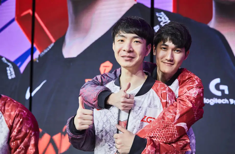 滔搏京东一家亲，369小鸟依人躺在Loken怀里！