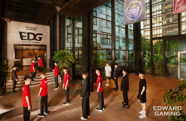 S10第1支陪练队伍诞生，不是IG而是EDG！阿布坦言EDG训练赛很猛