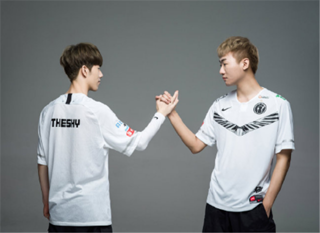 theshy晒出3张近照，如今只能靠吃速食度日，背影消瘦让粉丝心疼