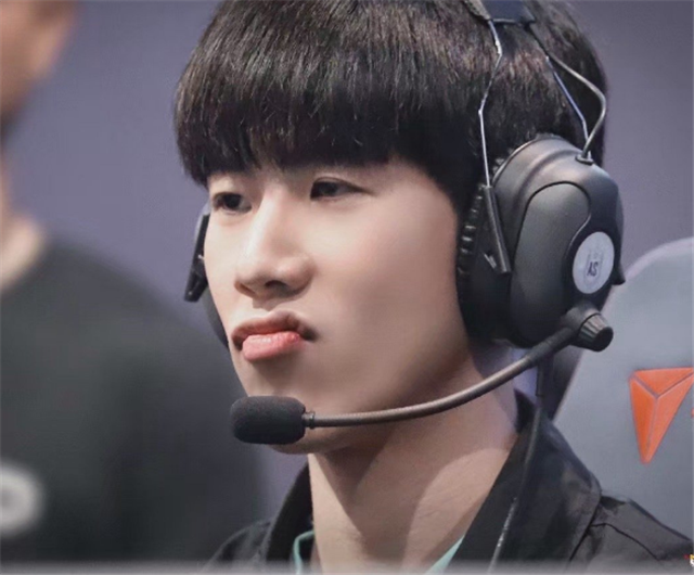 theshy晒出3张近照，如今只能靠吃速食度日，背影消瘦让粉丝心疼