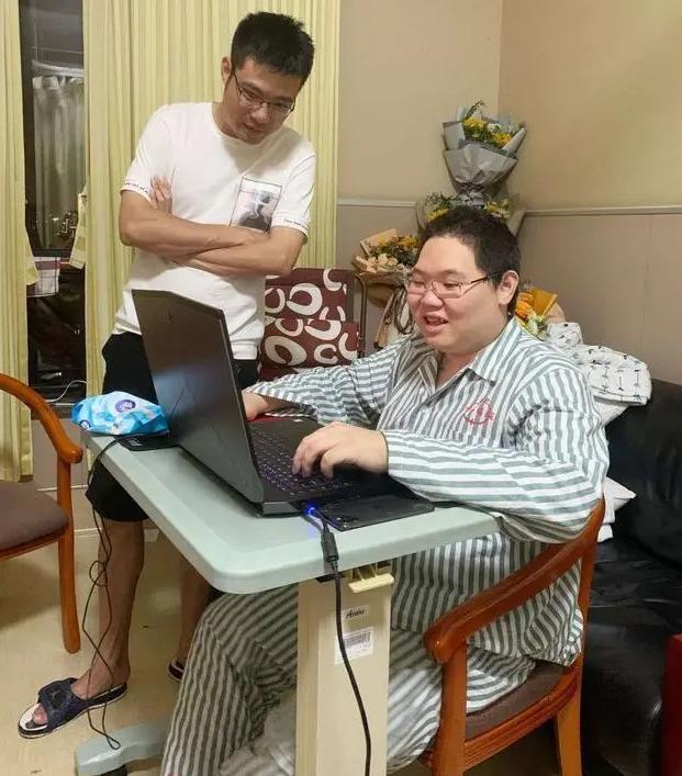 LOL：PDD健康归来，声称手术过程一波三折，晒伤口吓坏众人