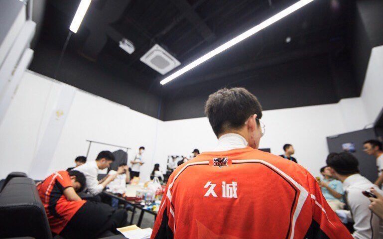 DYG选择久诚，eStar却放弃猫神，《星辰变》作者公开DISS林教练